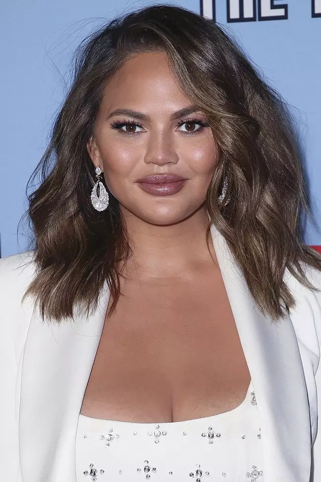 Chrissy Teigen. Haarschnitt mittlerer Länge mit glattem Schnitt Foto Nr. 6