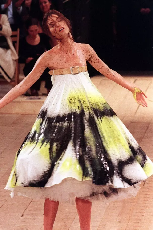 Shalom Harlow kumapeto kwa Alexander McQueen masika-chilimwe 1999 akuwonetsa chithunzi # 4