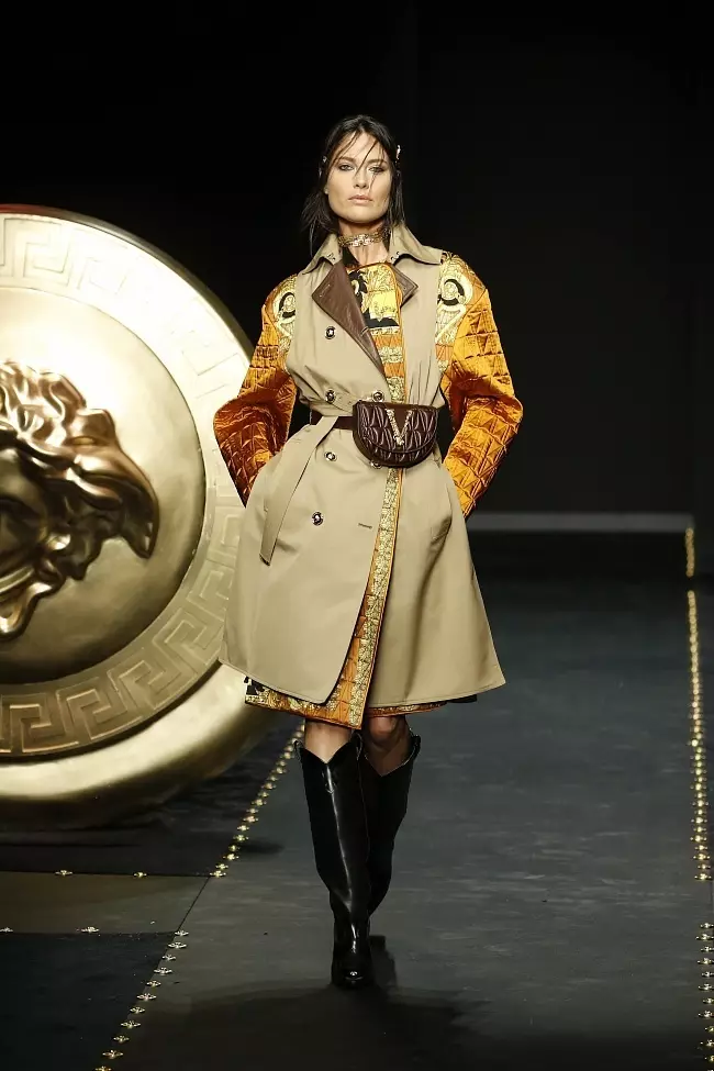 Shalom Harlow သည် Versace Fall-Winter 2019/20 တွင် ဓာတ်ပုံအမှတ် 6 ကိုပြသသည်။