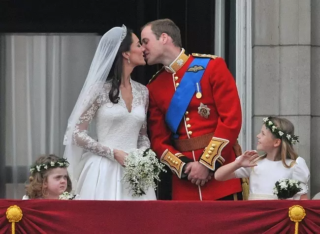 D'Kate Middleton am Alexander McQueen Kleed, Robinson Pelham Ouerréng a Cartier Tiara a Prënz William op hirem Hochzäitsdag, 2011 Foto # 4