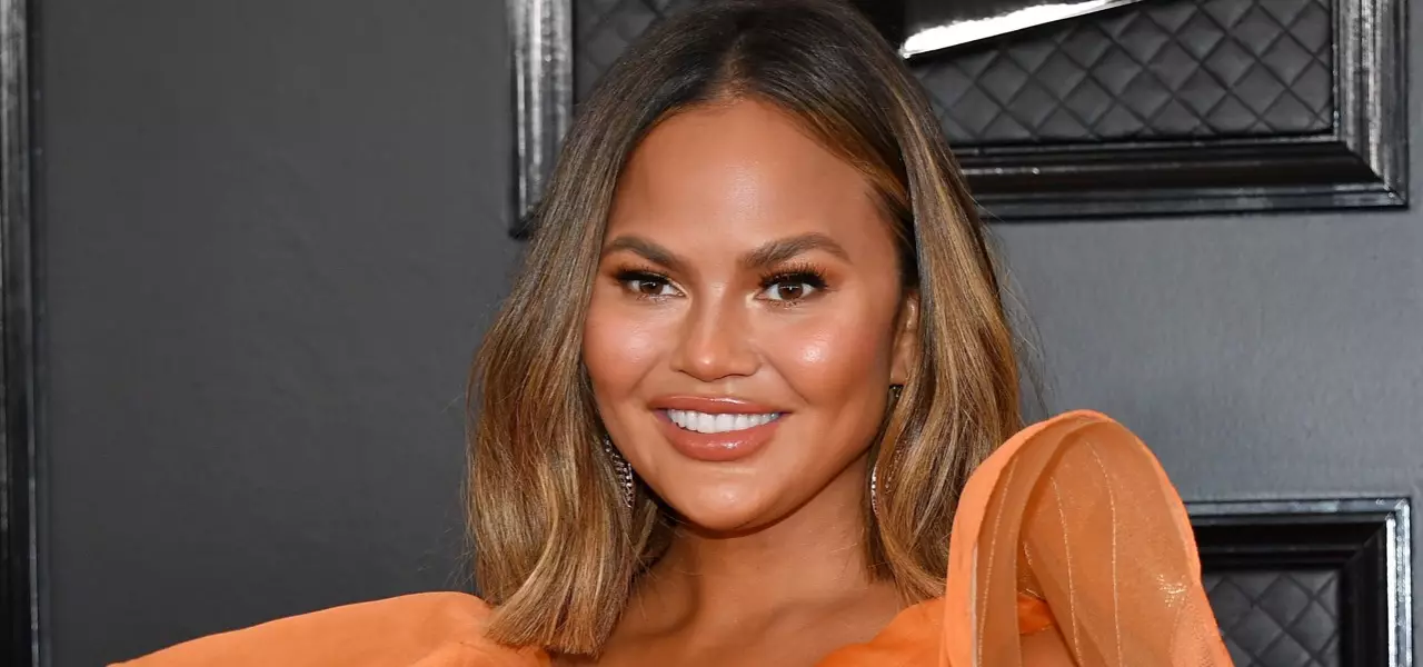 Chrissy Teigen má nyní růžové vlasy