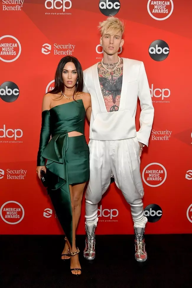 Megan Fox jeung Machine Gun Kelly Debut Poto AMA # 1 Karpét beureum