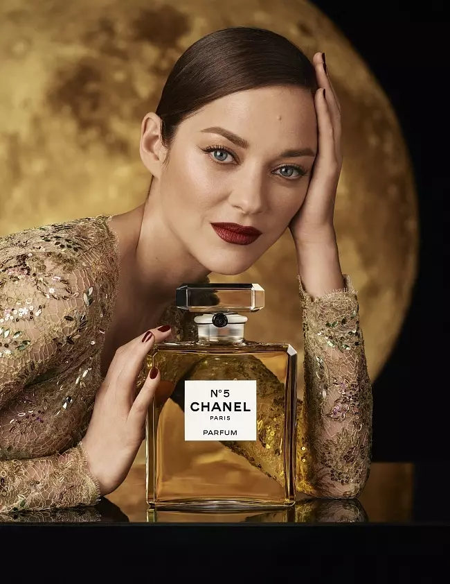 Roedd Marion Cotillard yn serennu mewn ymgyrch hysbysebu newydd ar gyfer persawr Chanel # 5 llun # 1