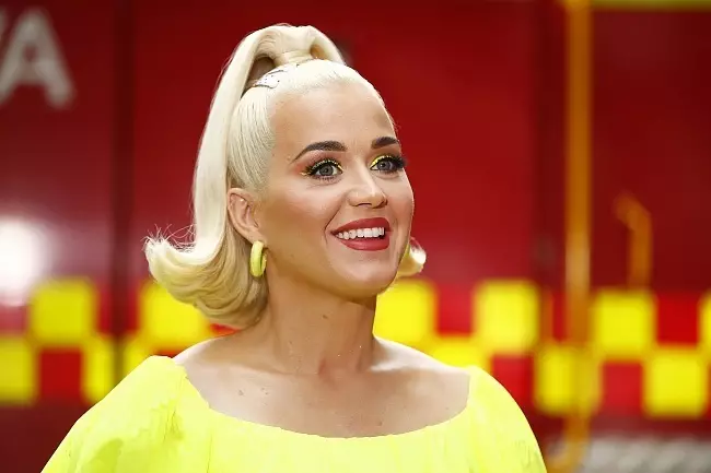 Dagens smyckesbild: Katy Perry uppträder framför brandmän Foto # 2