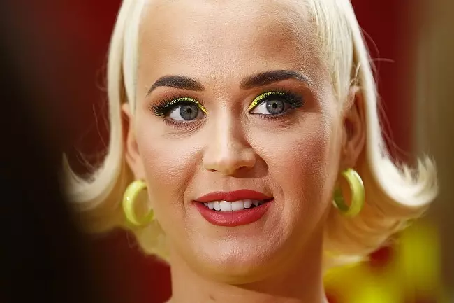 A nap ékszerképe: Katy Perry fellép a tűzoltók előtt, 3. fotó