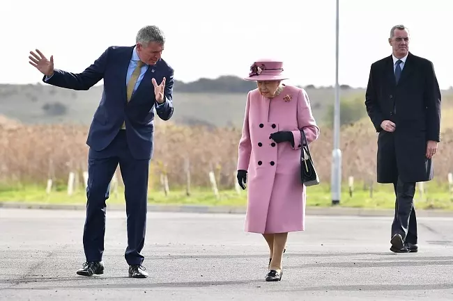 Permata kerajaan: pintu keluar pertama Elizabeth II setelah foto karantina # 1