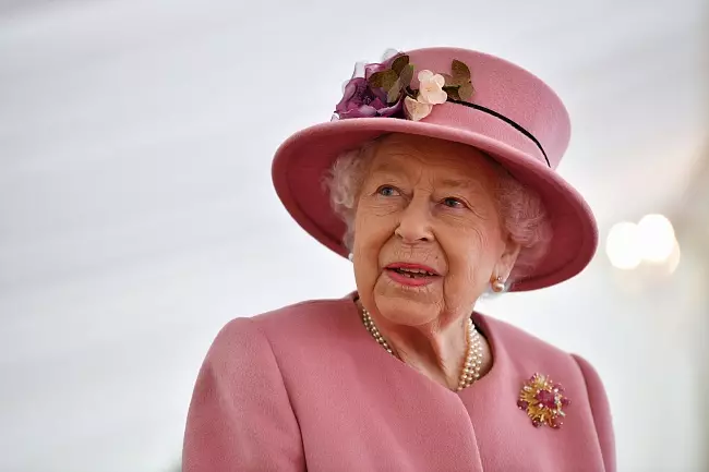 Royal jewels: the first exit of Elizabeth II after quarantine photo No. 2