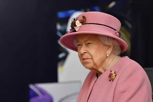 Permata kerajaan: pintu keluar pertama Elizabeth II setelah foto karantina 4