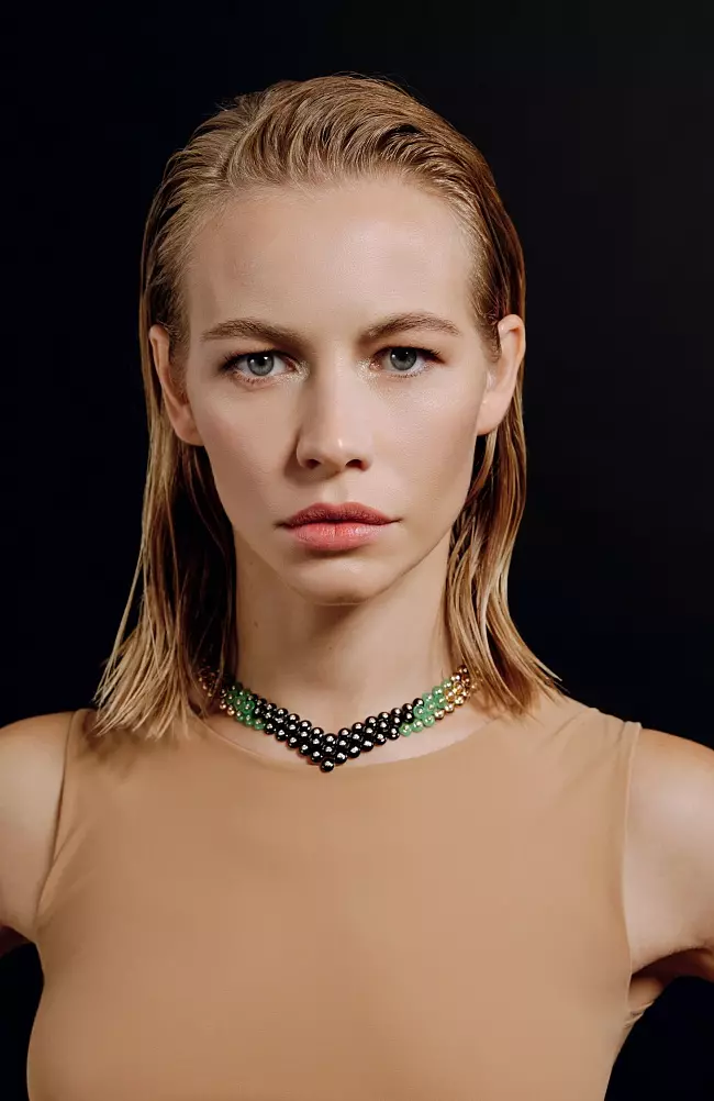 Top, Jil Sander; Bouton d'or halsband, guld, diamant, krysopras, onyx, Van Cleef & Arpels foto # 4