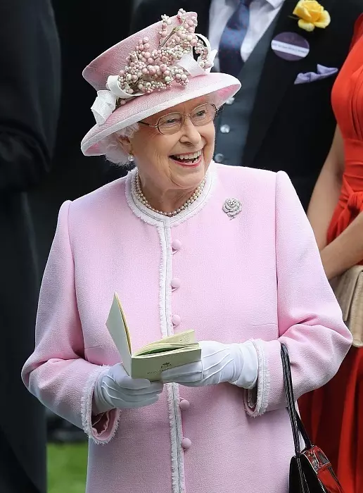 Balap kuda Royal Ascot: foto topi terindah yang pernah ada # 3