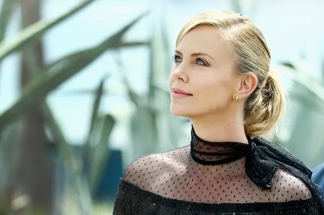 Charlize Theron vysvětlila, proč se od Seana Penna na fotografii # 1 s nikým nesetkala