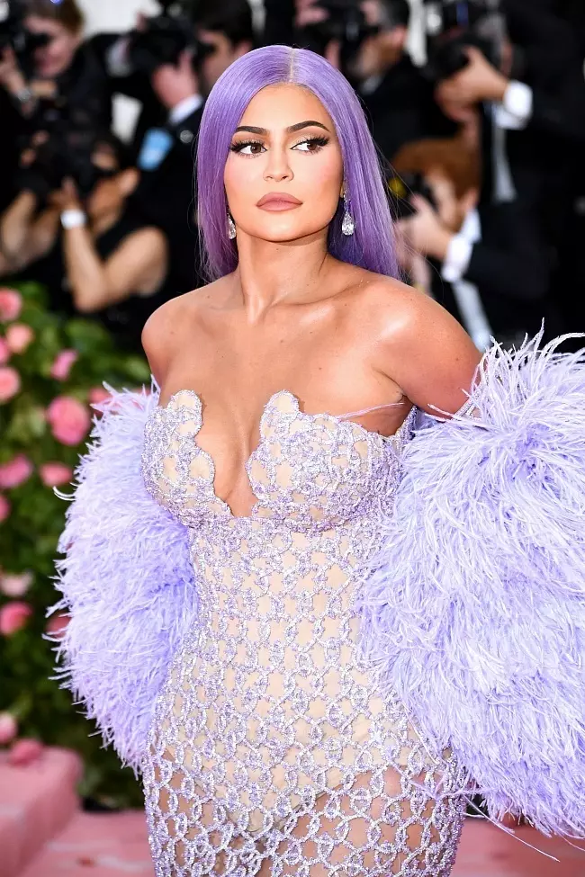 Kylie Jenner o bontšitse seo a neng a se boloka ka mokotleng oa hae mme a khopisa balateli foto # 1