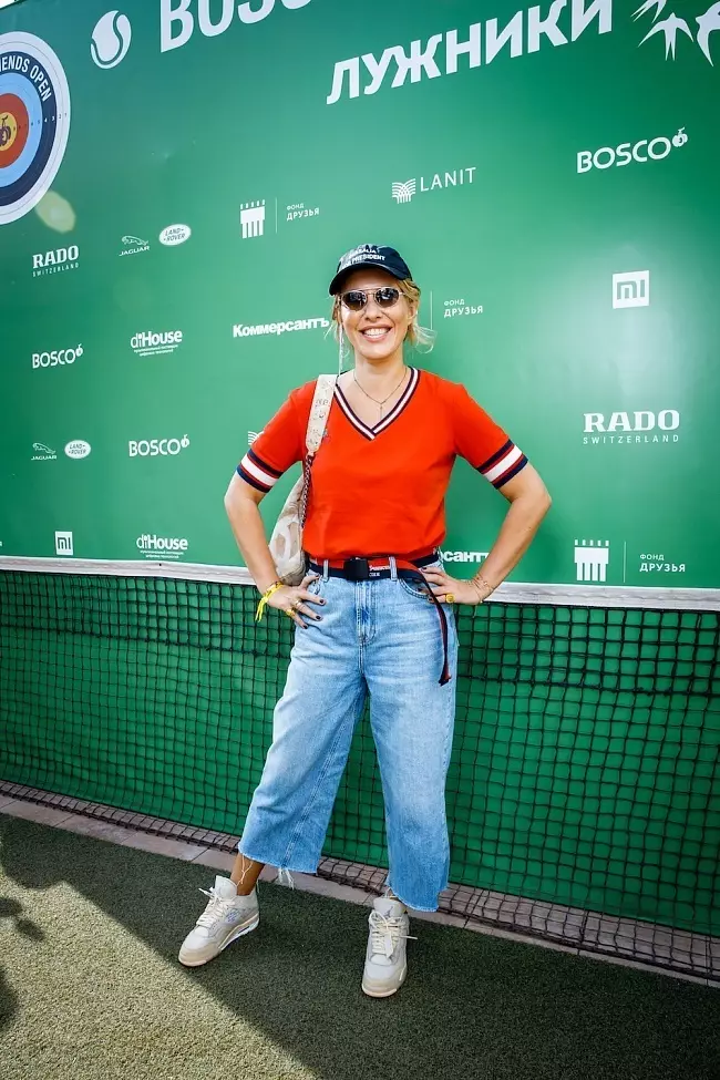 Ksenia Sobchak mu jeans wangwiro pa BOSCO FRIENDS OPEN charity chithunzi chithunzi # 1