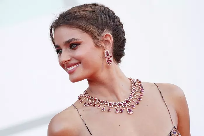 Taylor Hill akiwa amevalia picha ya vito vya Chopard # 2