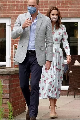 Imaj jounen an: Kate Middleton nan rad ete a ak yon foto enprime floral # 2