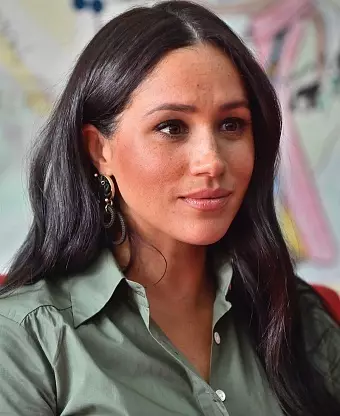 Skinnende hår og ikke en eneste rynke: hvad Meghan Markle gør ved sig selv foto # 10