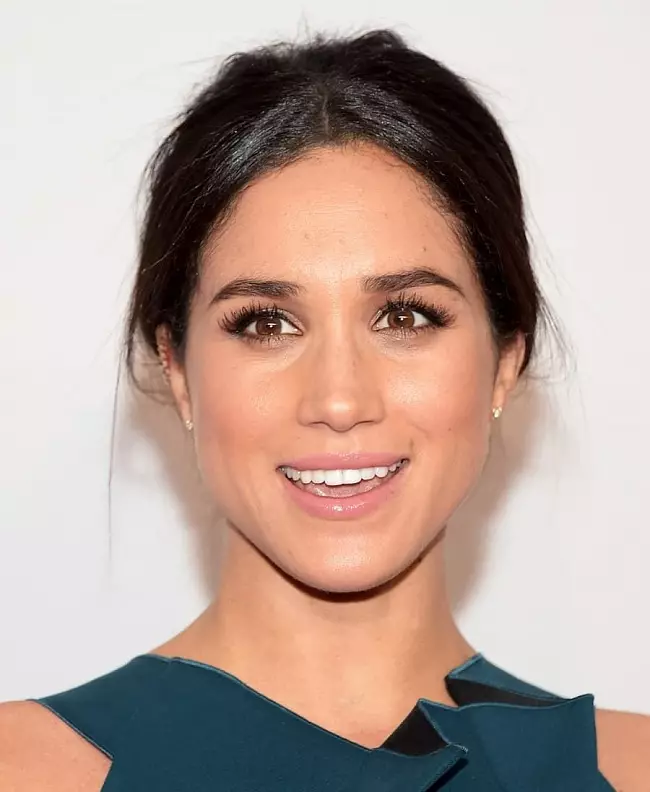 Timo dhalaalaya oo aan hal laalaab ahayn: waxa Meghan Markle ku samayso nafteeda sawirka # 5