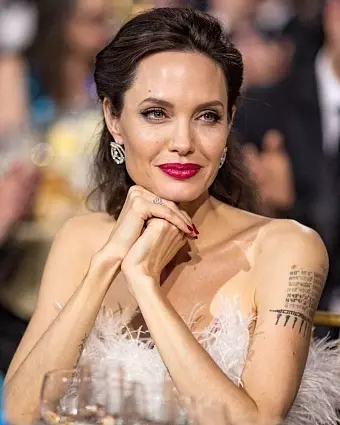 Demi Moore, Victoria Beckham a sêr eraill nad ydyn nhw'n ffit i fod yn ffotograff melyn # 5