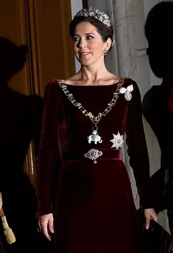 Indaba yesiqeshana esisodwa: i-ruby ​​tiara ye-Princess Mary yaseDenmark, eyenzelwe ukugcotshwa kwesithombe sikaNapoleon # 5