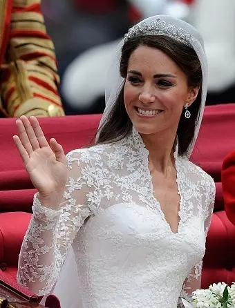 Akụkọ nke otu ibe: Foto tiara agbamakwụkwọ nke Kate Middleton # 2