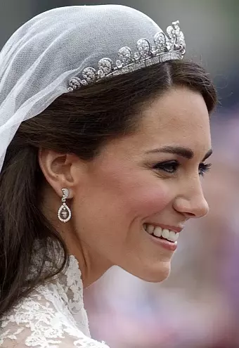 Akụkọ nke otu ibe: Foto tiara agbamakwụkwọ nke Kate Middleton # 3