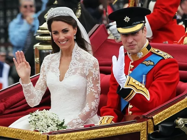 Akụkọ nke otu ibe: Foto tiara agbamakwụkwọ nke Kate Middleton # 6