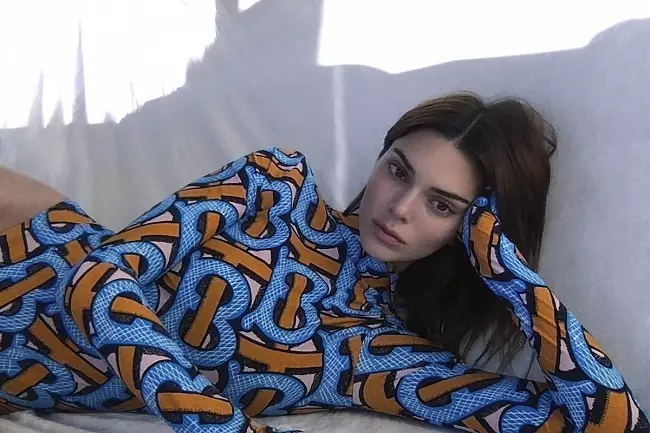 Kendall Jenner waa halyeyga Burberry sawirkiisa ololaha xagaaga cusub ee # 1