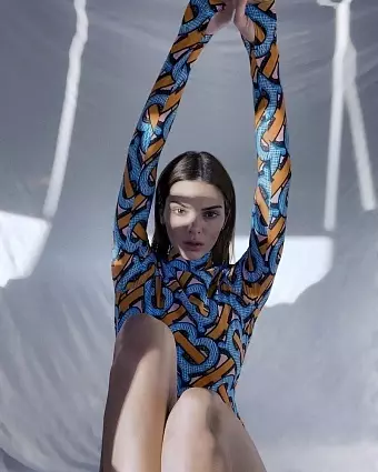 Kendall Jenner è l'eroina della foto n.2 della nuova campagna estiva di Burberry