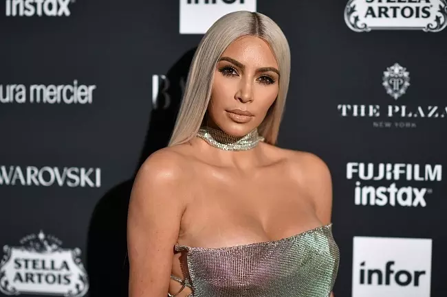 Bu ilgari sodir bo'lmagan: Kim Kardashian 1-raqamli qizil fotosuratda qayta bo'yalgan