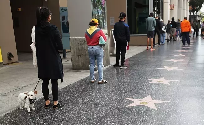 Courteney Cox, Benedict Cumberbatch ary olo-malaza 33 hafa dia hahazo kintana amin'ny sary # 1 Walk of Fame