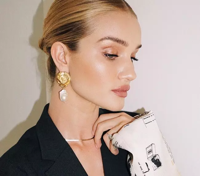 רוזי הנטינגטון-וויטלי (@rosiehw) תמונה מס' 4