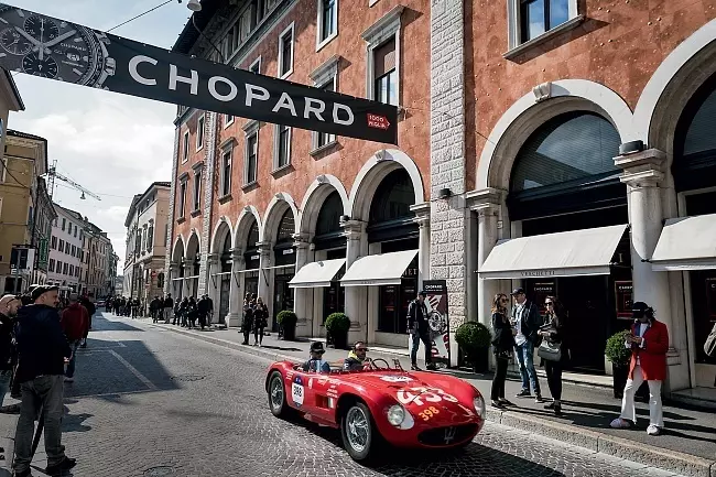 ແບບ Retro ຂອງລົດ Gran Turismo ທີ່ມີຊື່ສຽງ - Alfa Romeo, Ferrari, Maserati ແລະ Porsche - ເປັນຮູບດາວຕົ້ນຕໍຂອງ Mille Miglia ຮູບ #2