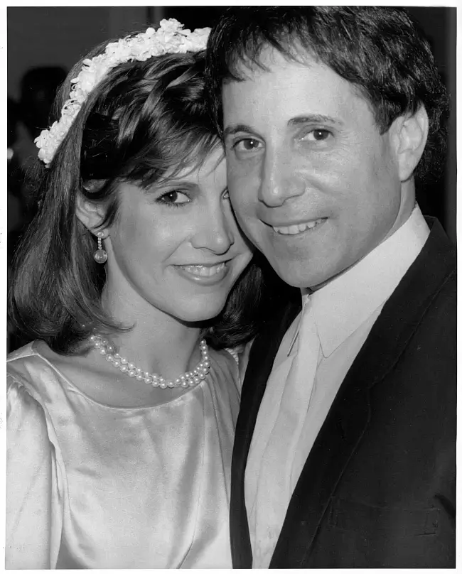 Notebook: Carrie Fisher สารภาพกับ Paul Simon ว่าเธอไม่ได้รักเขาในรูปถ่ายฮันนีมูน # 4