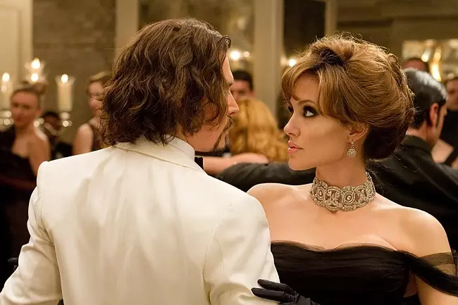 Dekorasyon sa sine: Ang diamante nga choker ni Angelina Jolie sa The Tourist 48013_1