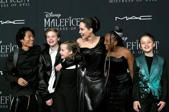 5 wonnerschéin Biller vum Zahara Jolie-Pitt: alles iwwer de Stil vum Angelina Jolie senger adoptéierter Duechter Foto # 1