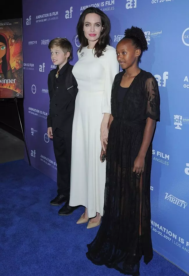 5 belegaj bildoj de Zakhara Jolie-Pitt: ĉio pri la stilo de la adoptfilino foto # 2 de Angelina Jolie