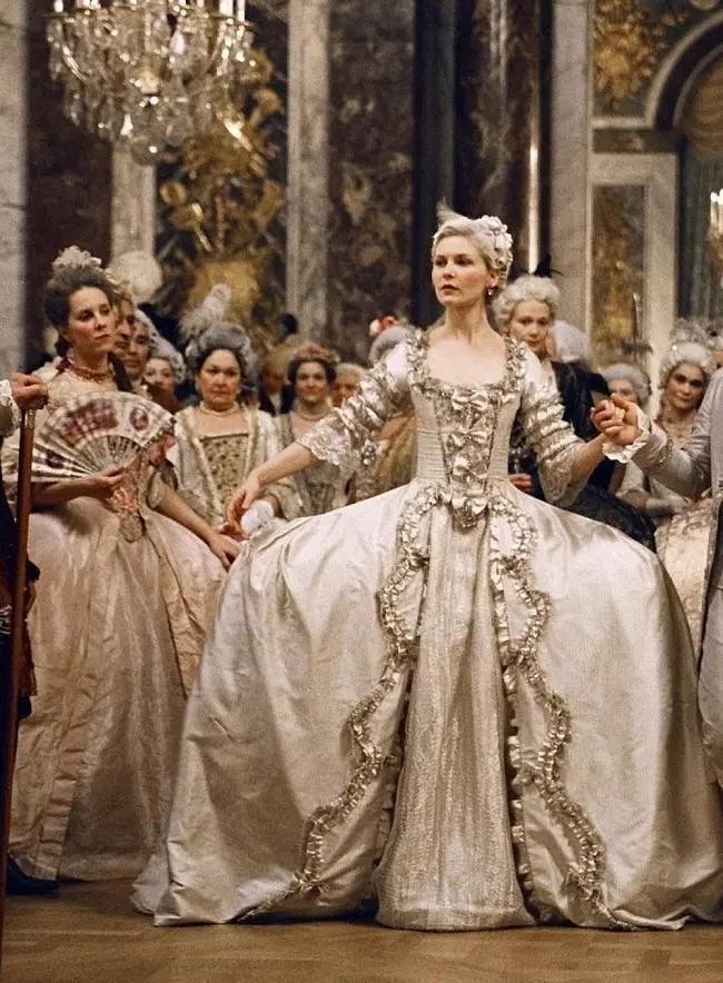 Kirsten Dunst manao akanjo avy amin'ny mpamorona akanjo Milena Canonero, ny sarimihetsika "Marie Antoinette" sary # 21