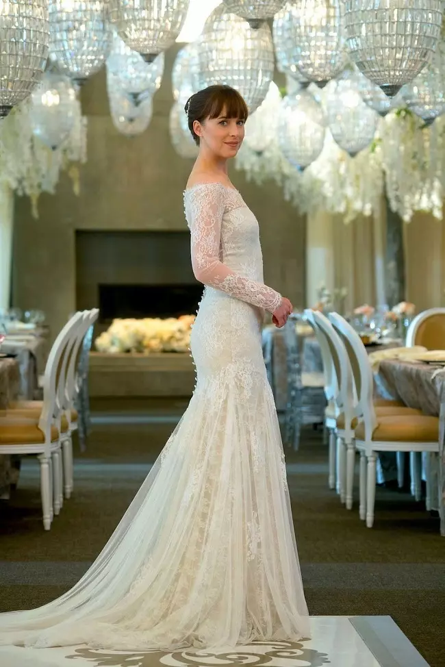 Dakota Johnson ao amin'ny Monique Lhuillier, ilay sarimihetsika "50 Shades of Freedom" sary # 22