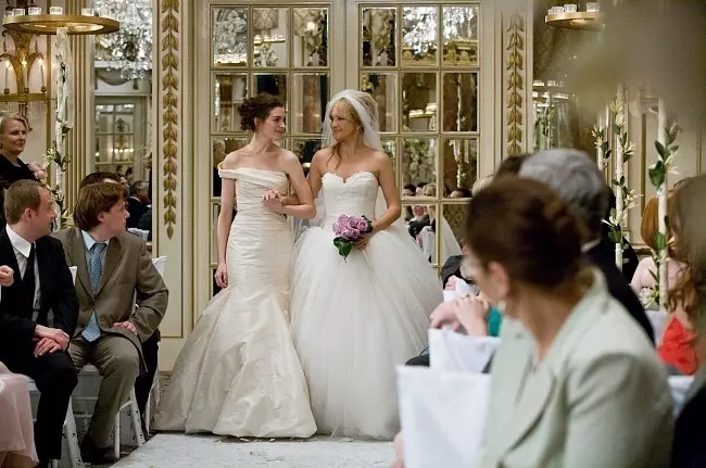 Anne Hathaway en Kate Hudson, beide in Vera Wang, Bride Wars-foto # 24