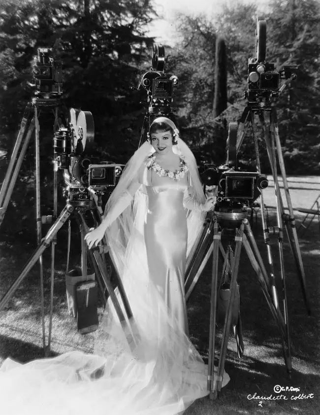 Claudette Colbert kostüm tasarımcısı Robert Callock'un elbisesiyle, “Bir Gece Oldu” filmi fotoğraf # 4