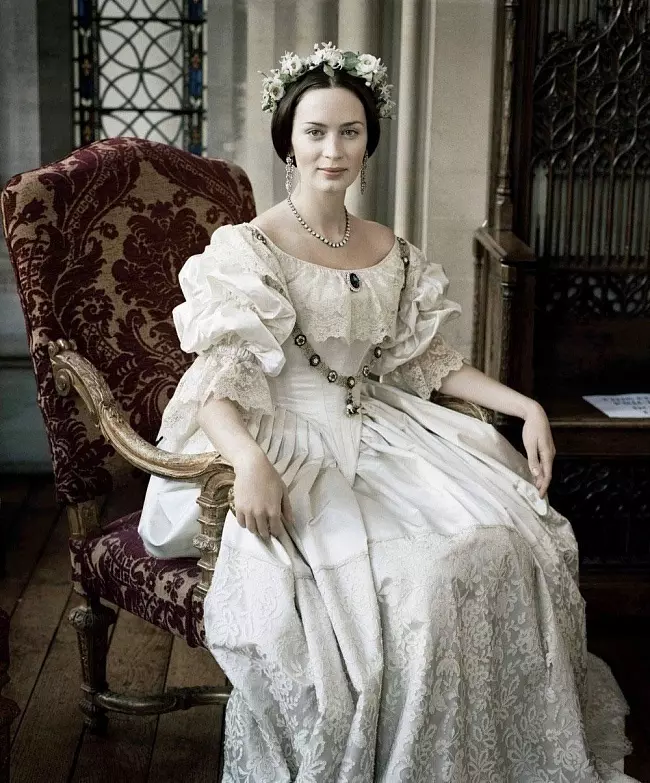 Emily Blunt amin'ny akanjo nataon'ny mpamorona akanjo Sandy Powell, sarimihetsika "Young Victoria" sary # 6