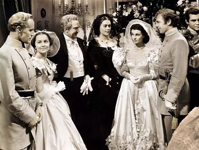 Vivien Leigh ao amin'ny akanjon'ny mpamorona akanjo Walter Plunkett, ilay sarimihetsika "Gone with the Wind" sary # 8