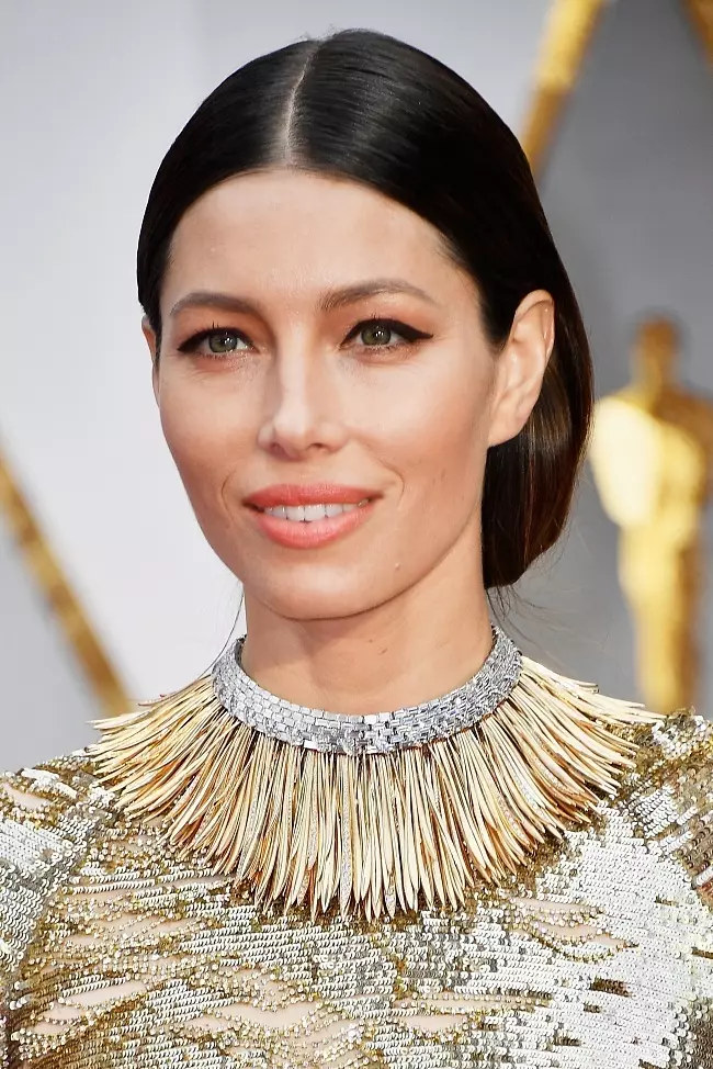 Aquamarines agus duilleoga órga: 5 de na híomhánna seodra is fearr de ghrianghraf # 3 Jessica Biel