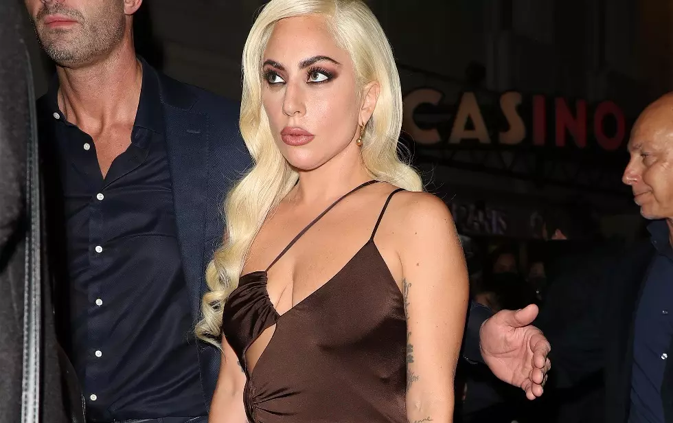 Lady Gaga a tökéletes ruhát viseli az újév ünneplésére