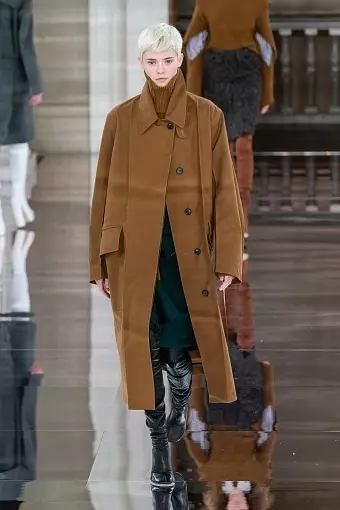 Nije it-skuon en power dressing: hoe wie de Victoria Beckham hjerst-winter 2020/21 moadeshow foto # 12