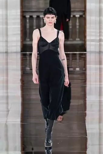 Nije it-skuon en power dressing: hoe wie de Victoria Beckham hjerst-winter 2020/21 moadeshow foto # 6