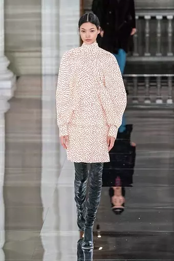 Nije it-skuon en power dressing: hoe wie de Victoria Beckham hjerst-winter 2020/21 moadeshow foto # 7