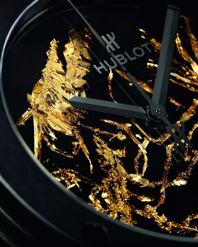 Захираи тилло: Hublot соатеро бо кристаллҳои тиллоӣ дар дохили акси №1 баровард