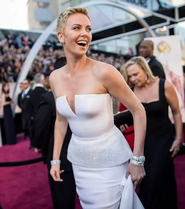 Eksplozivna plavuša: 5 najboljih izgleda nakita Charlize Theron na fotografiji Oskara broj 1