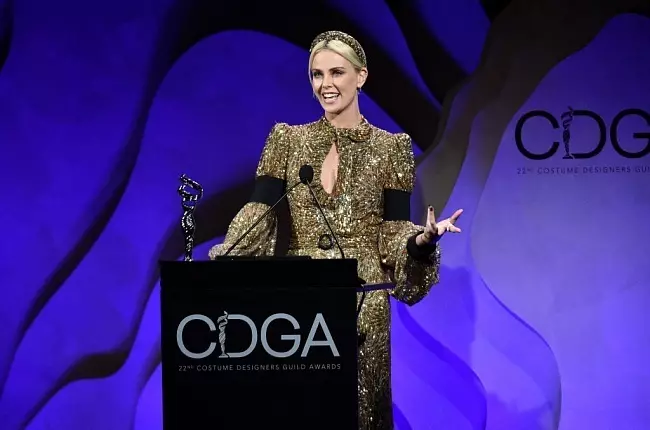 Charlize Theron wint Costume Guild Award foar Everyone's Attention foto # 3